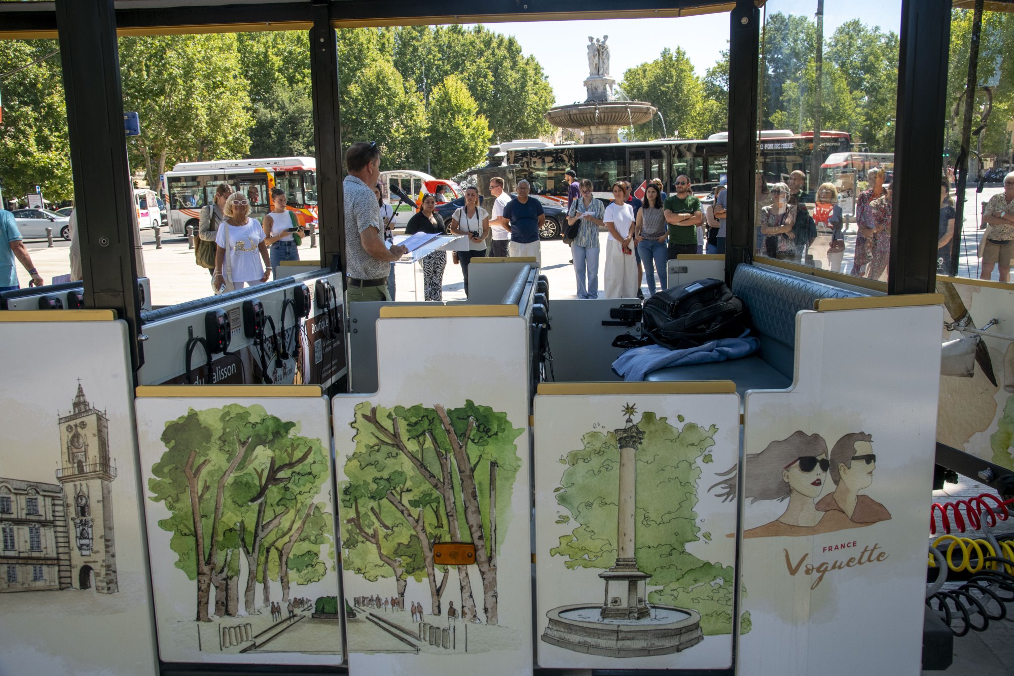 Inauguration de l’habillage artistique du train touristique d’Aix-en ...
